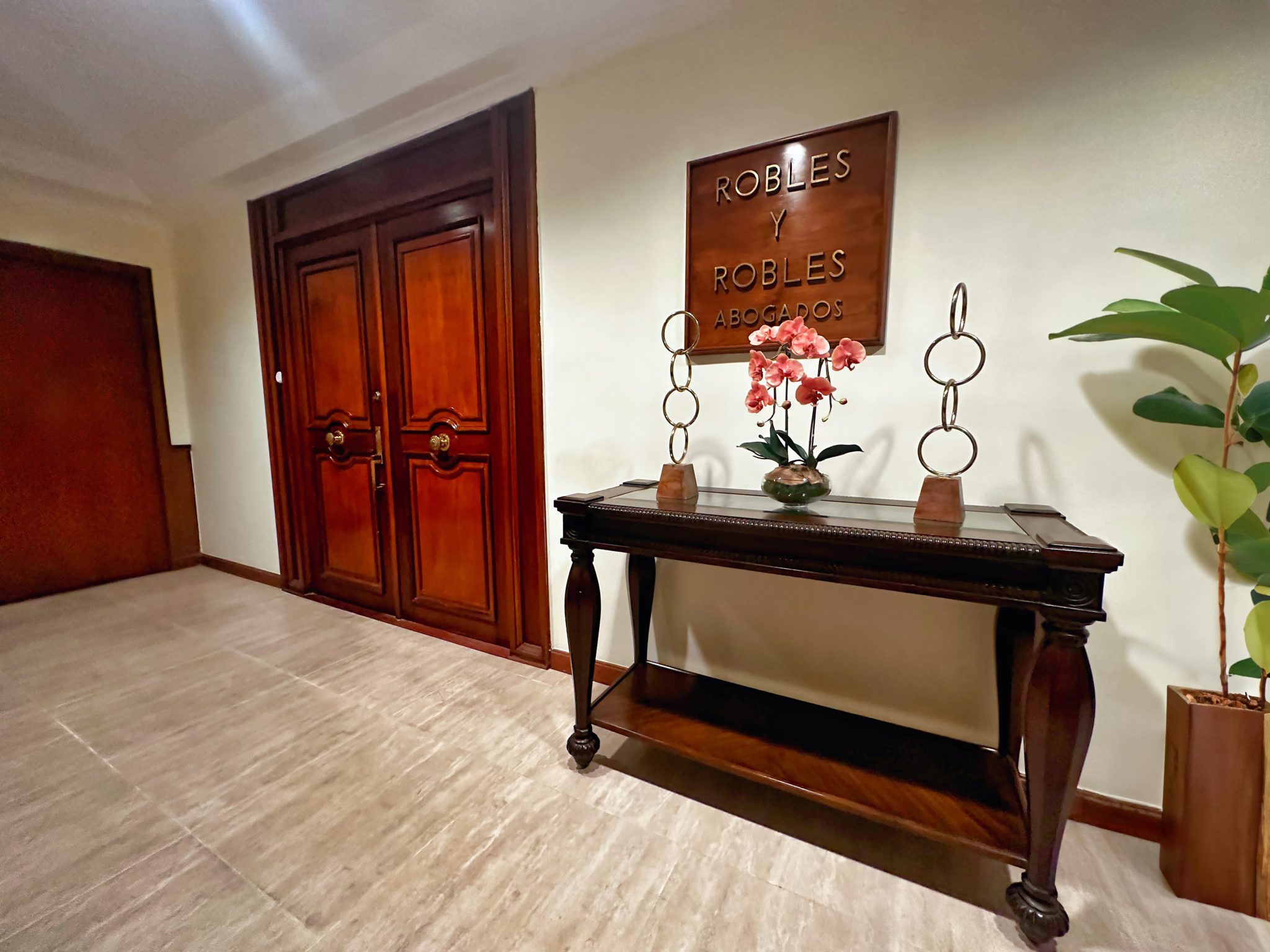 Sobre Nosotros – Robles & Robles – Attorneys at Law